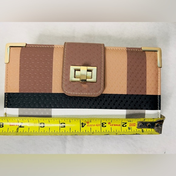 Daisy Fuentes | Bags | Daisy Fuentes Ross Body Bag | Poshmark